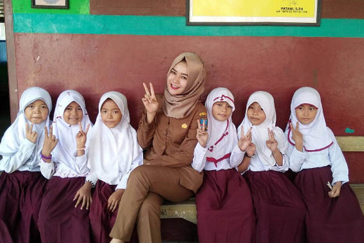 Model Hijab Cantik Ini Ternyata Seorang Guru - Kata Kota