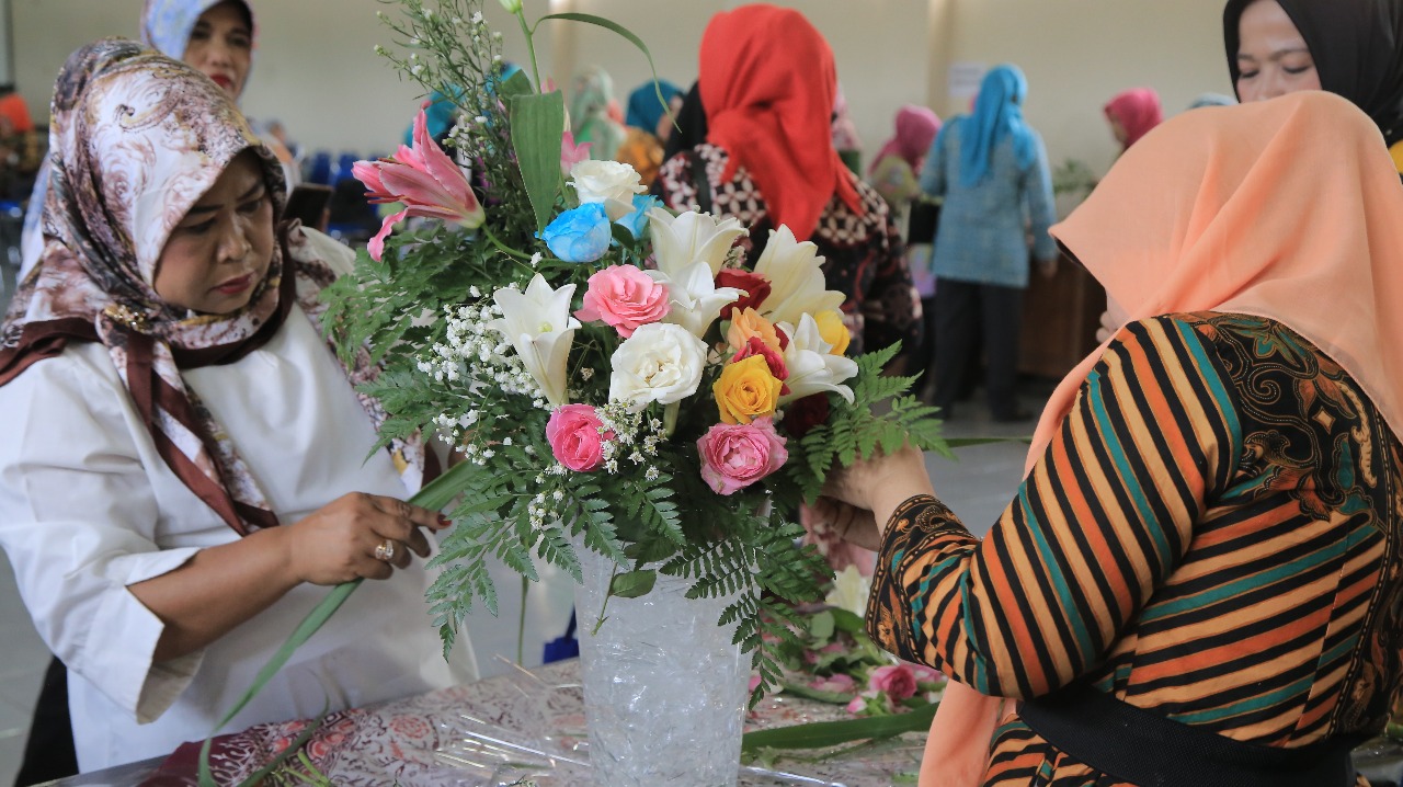 DWP Kota Tangerang Selenggarakan Lomba Merangkai Bunga - Kata Kota